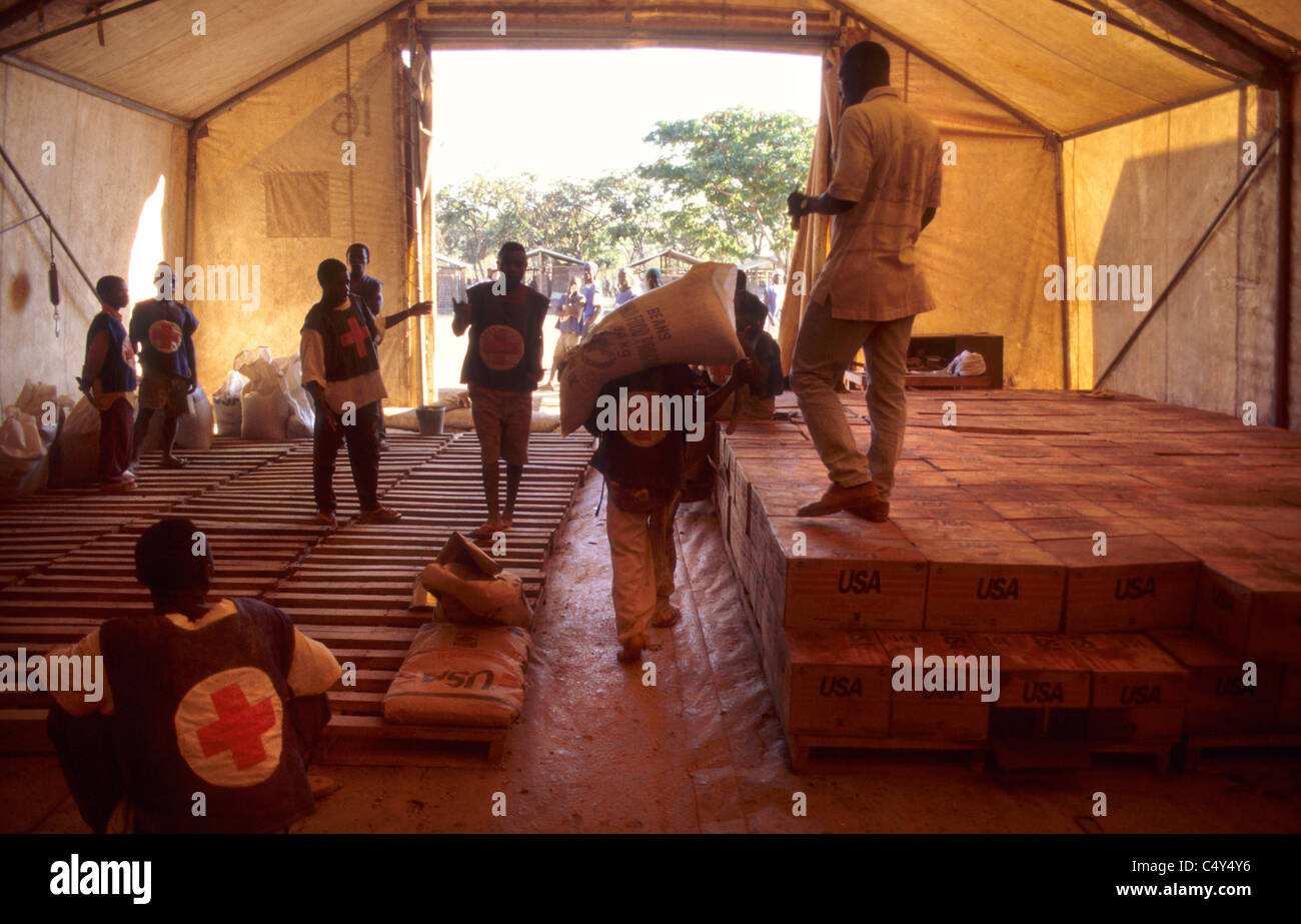 Workers tanzania red cross distribution hi-res stock photography and ...