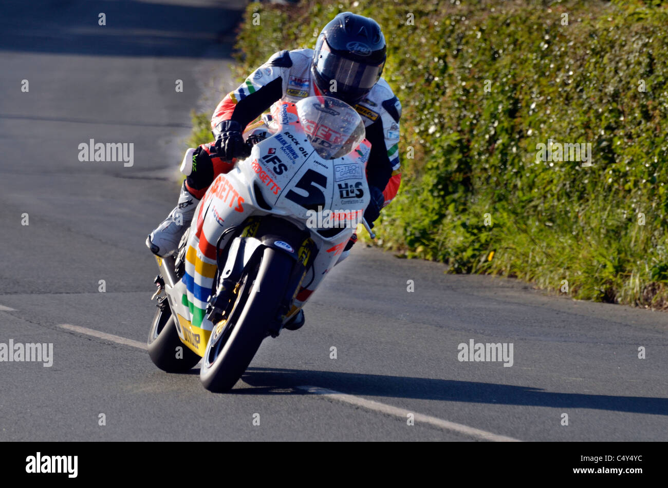 bruce anstey cornering at ginger hall isle of man tt road race 2011 ...