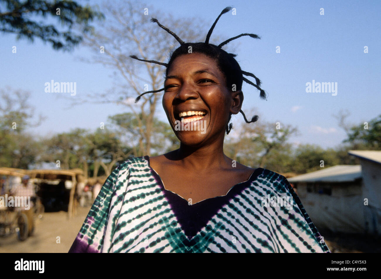 Traditional style haircut on a smiling women from the DRC at Lugufu ...