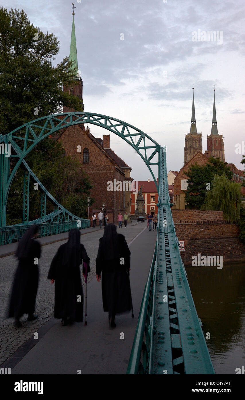 The Tumski Bridge with the Wroclaw Cathedral on the Cathedral Island ...