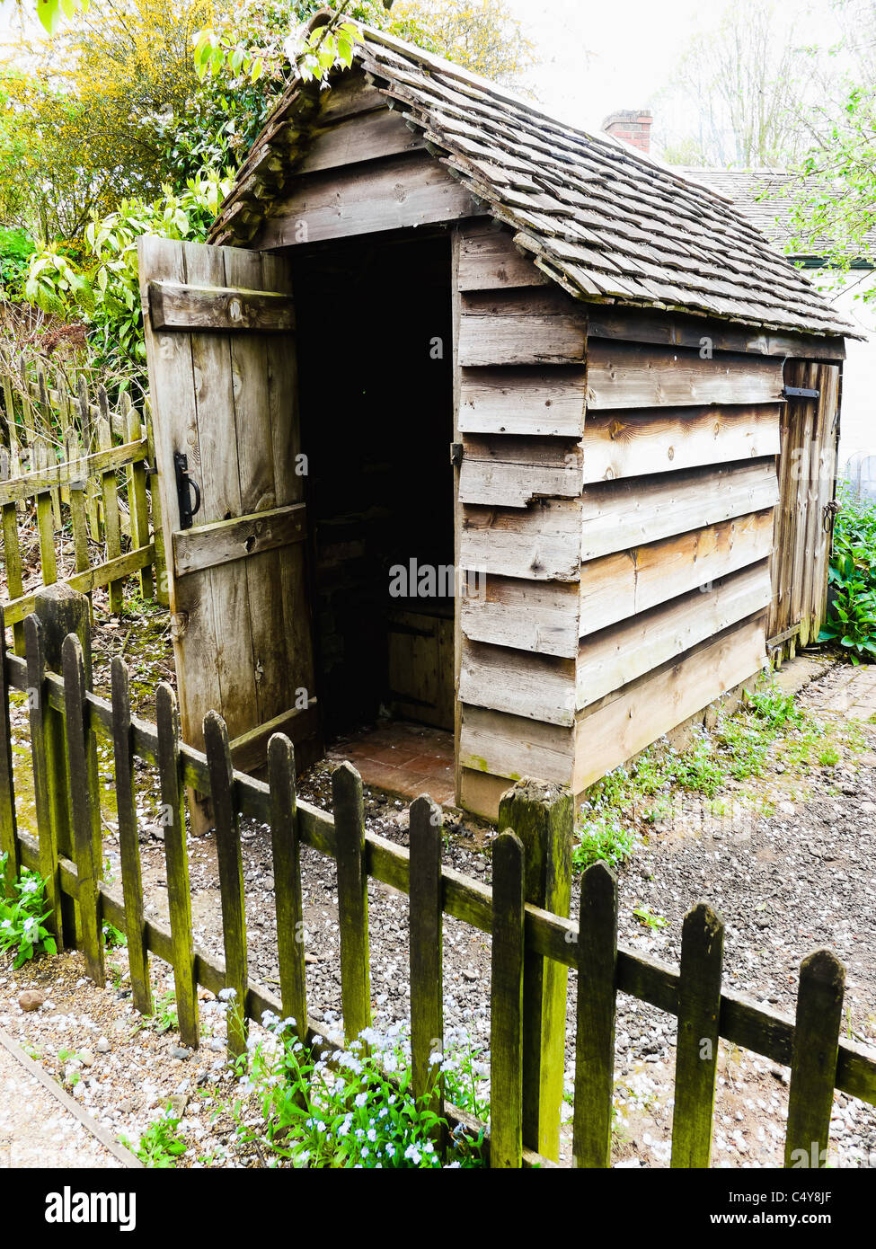 Hidden door into a secret garden hi-res stock photography and images ...
