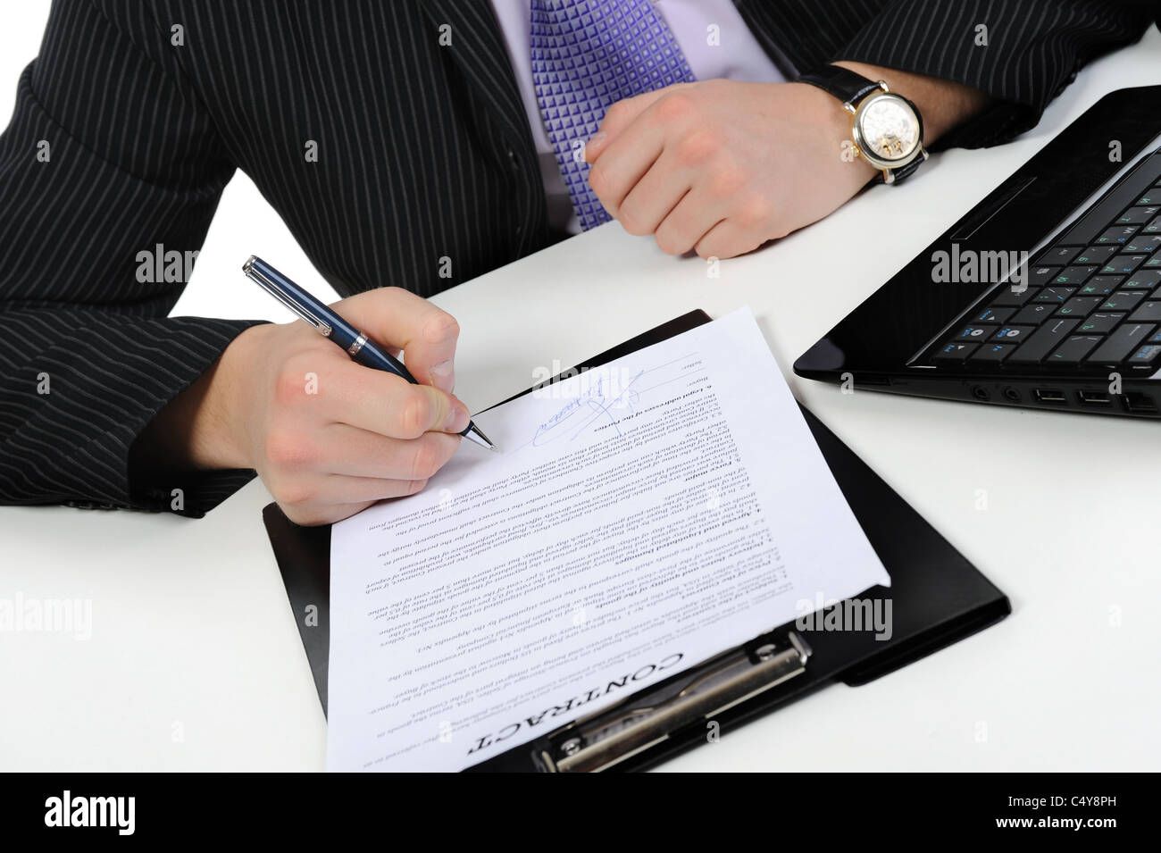 Businessman signs a contract Stock Photo - Alamy