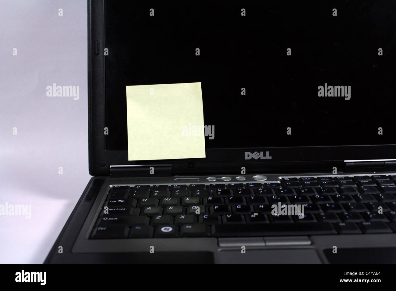blank post it note on a laptop Stock Photo - Alamy