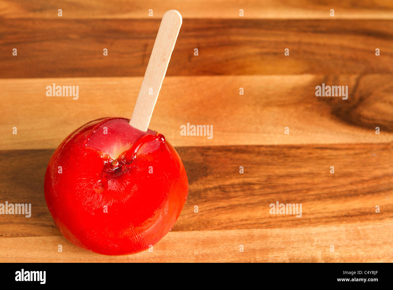 one candy red apple on a cutting board Stock Photo - Alamy