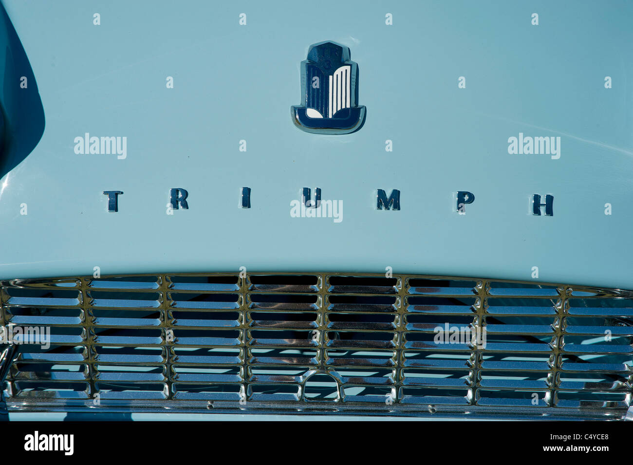 Triumph car badge hi-res stock photography and images - Alamy