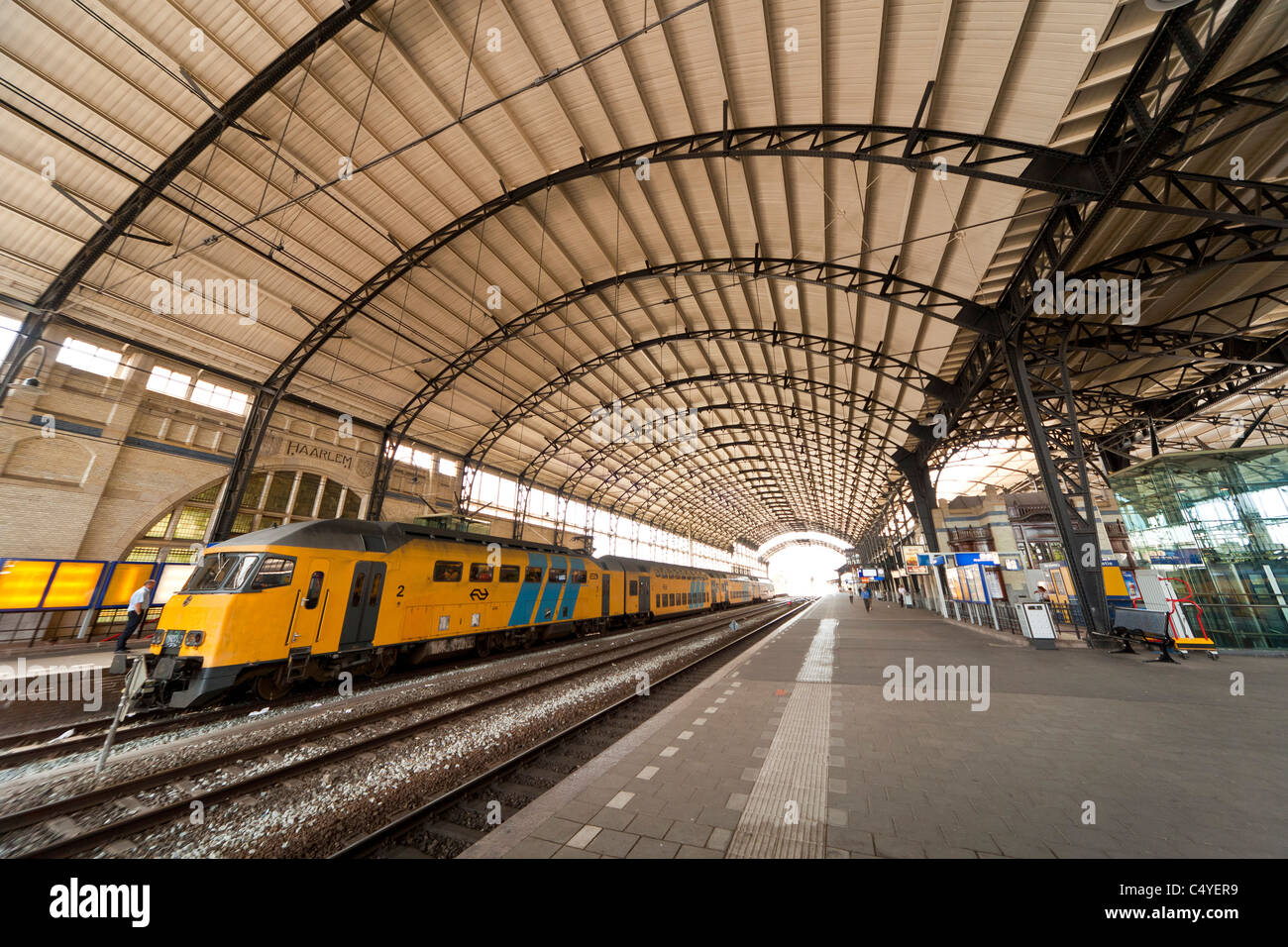 Station door platform railway hi-res stock photography and images - Alamy