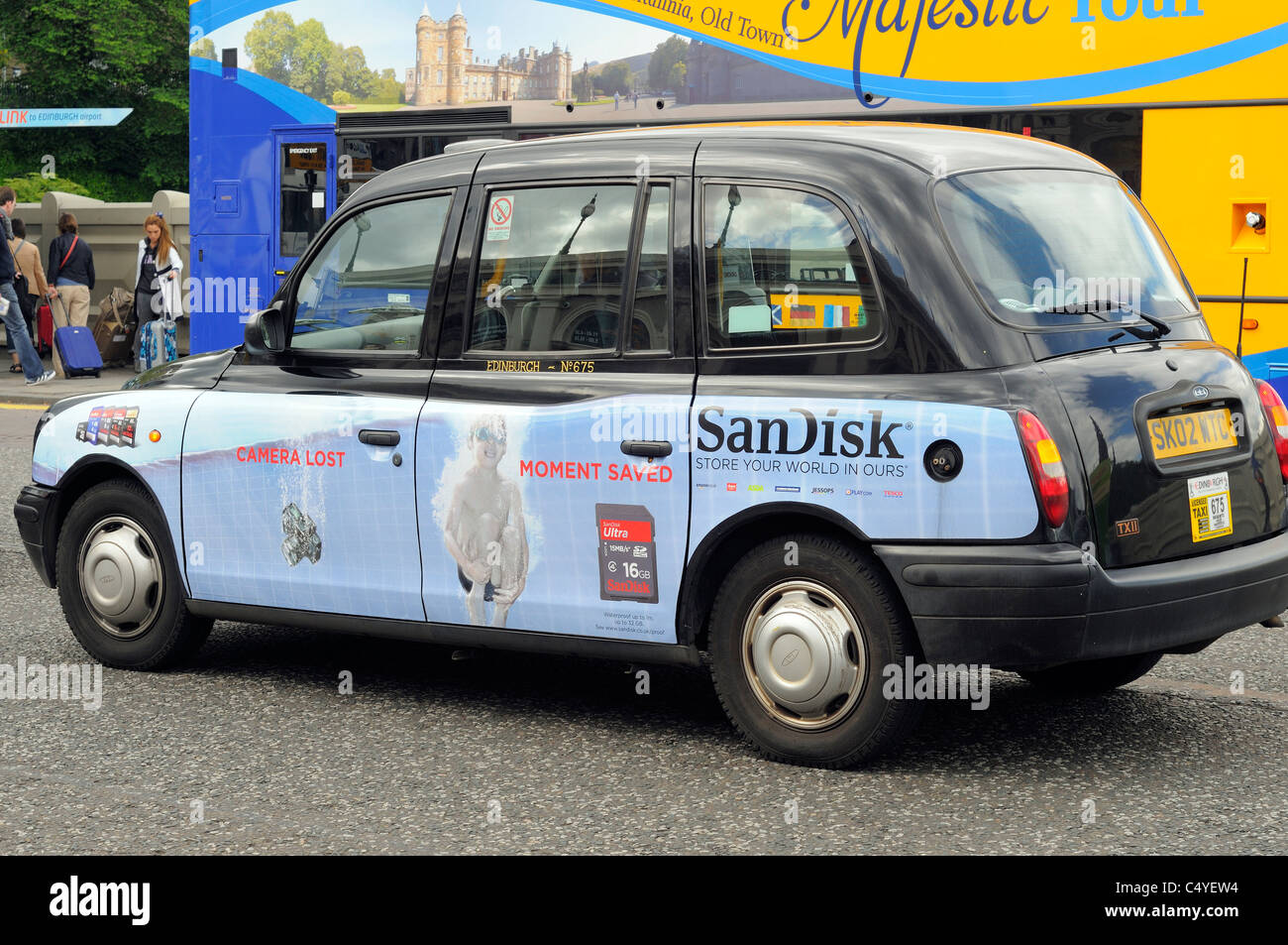 Edinburgh Black Taxi With SanDisk Advertising Wrap Stock Photo - Alamy