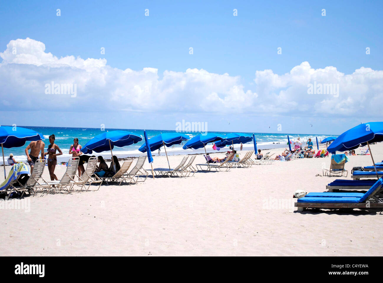 Tourists on Delray Beach in Florida Stock Photo - Alamy