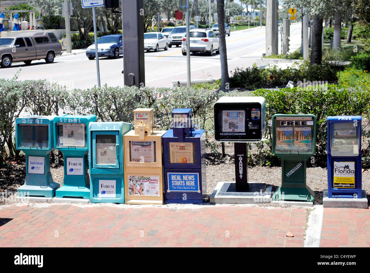 Newspaper vending machine hi-res stock photography and images - Alamy