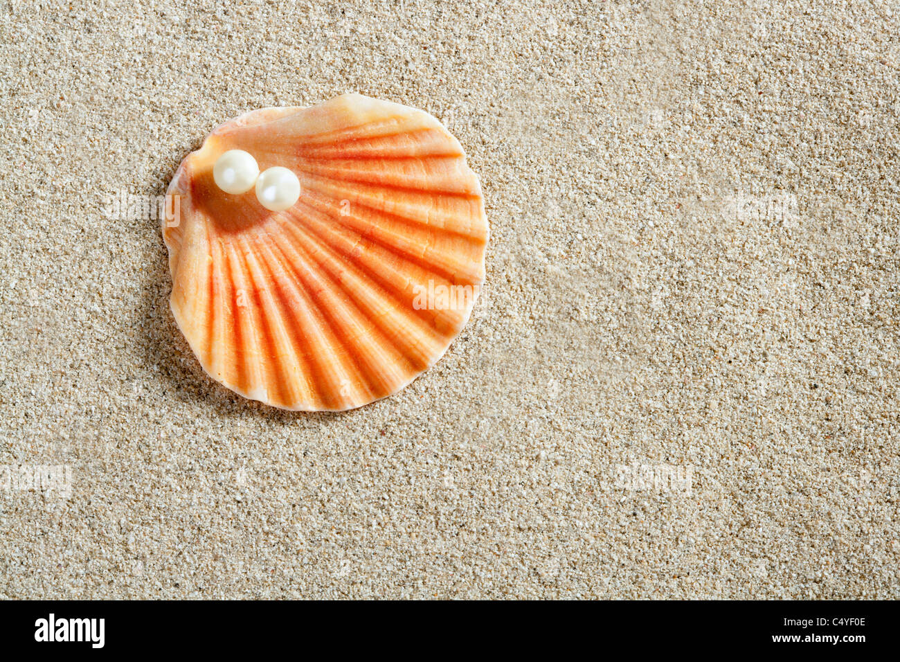 Pearl in clam shell hi-res stock photography and images - Alamy