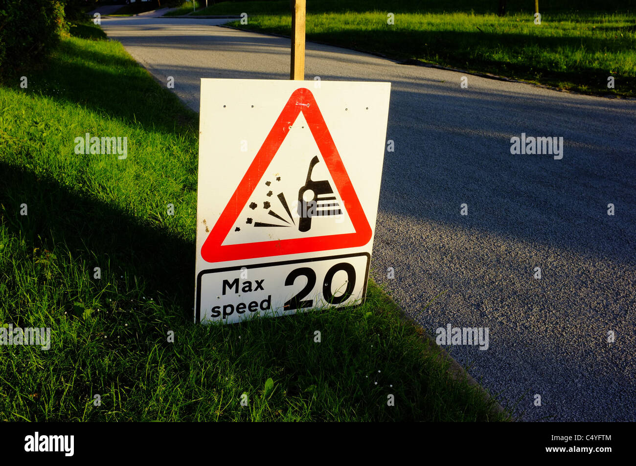 20 mph road sign hi-res stock photography and images - Alamy