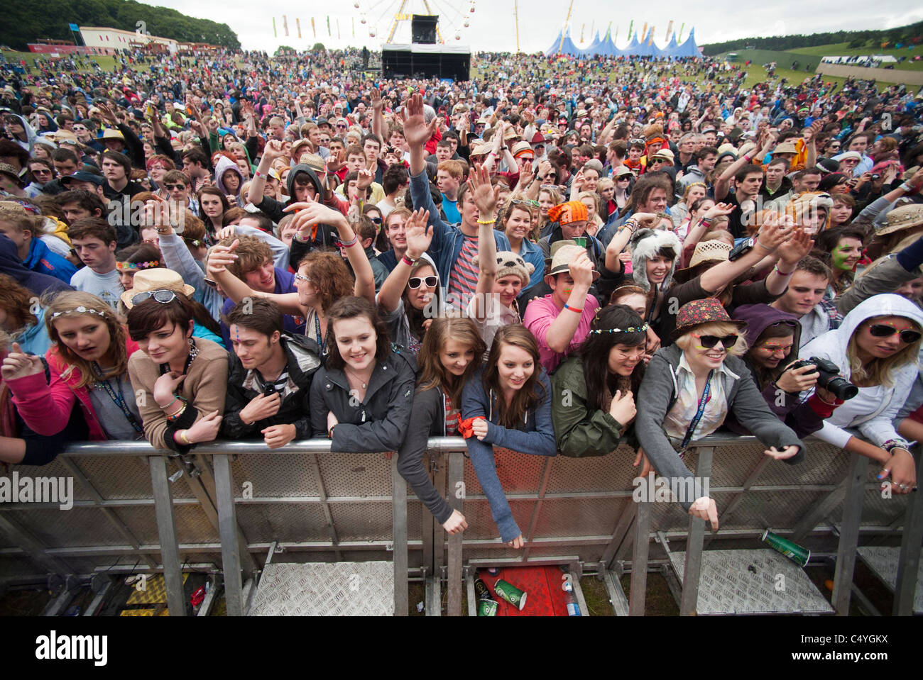 Concert crowd girls hi-res stock photography and images - Alamy