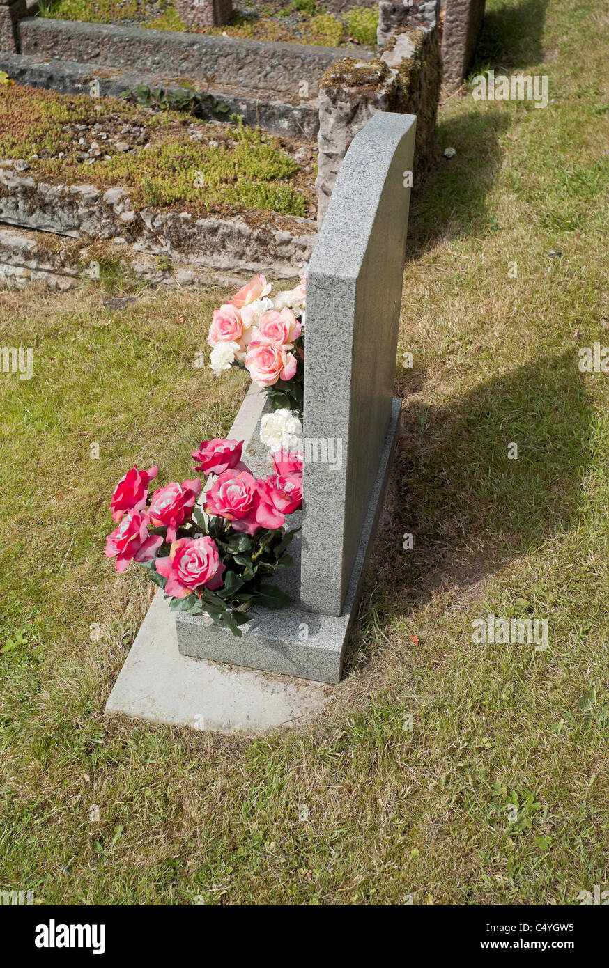 Flowers on gravestone hi-res stock photography and images - Alamy