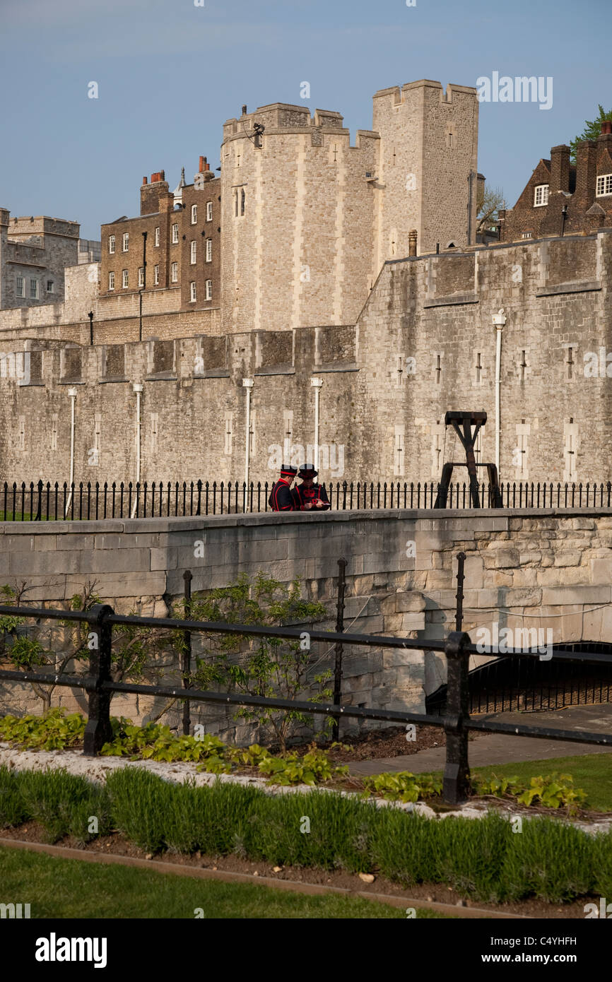 Beefeater tower of london hi-res stock photography and images - Alamy