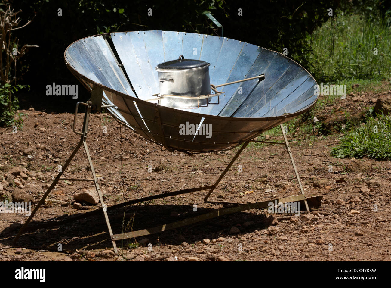 Solar cooker hi-res stock photography and images - Alamy