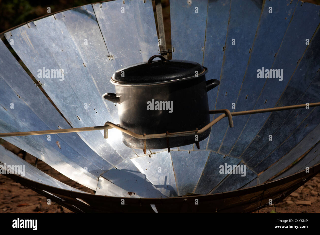Solar cooker africa hi-res stock photography and images - Alamy