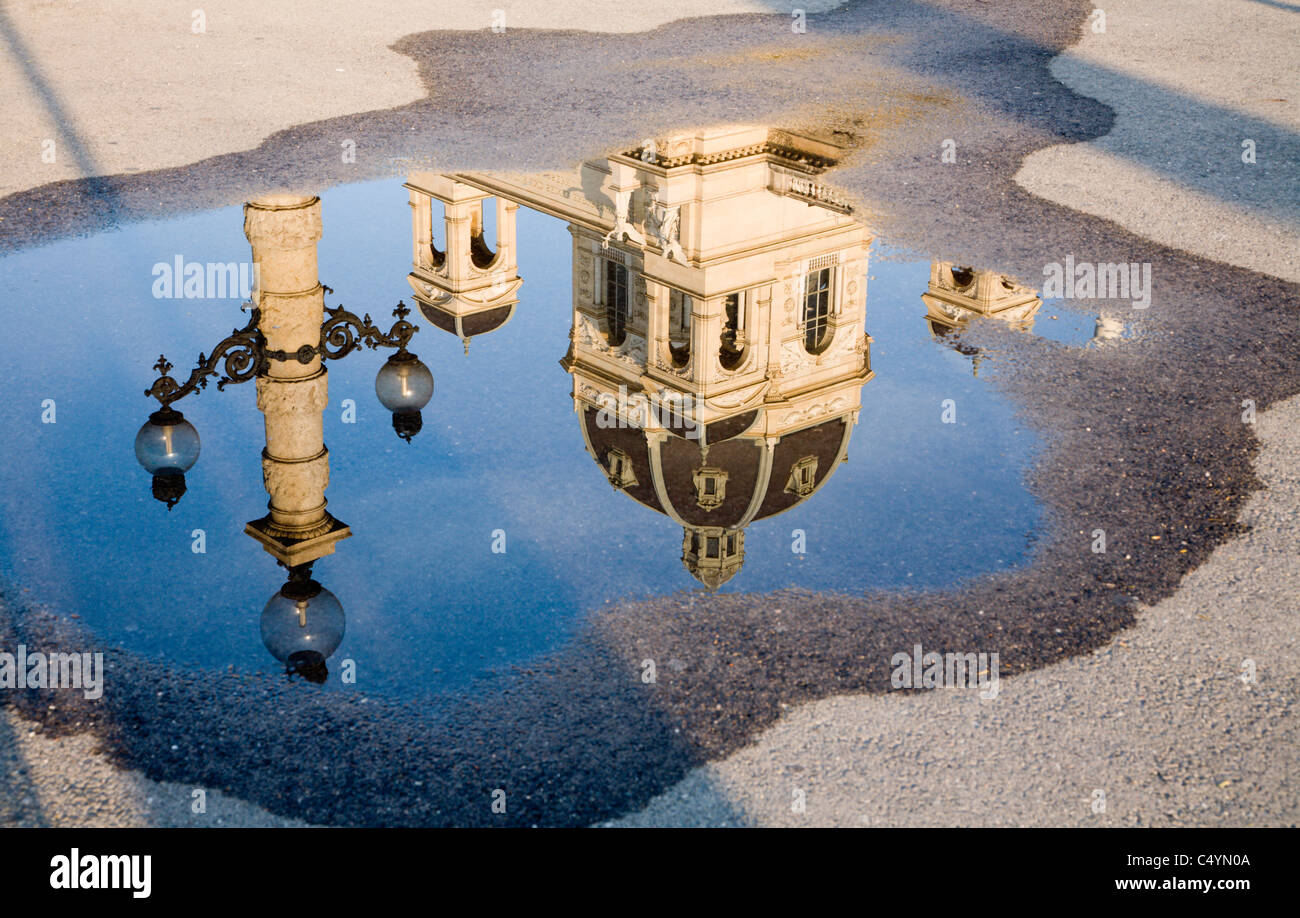 Vienna - mirror of Naturhistorisches Museum in the splash Stock Photo ...