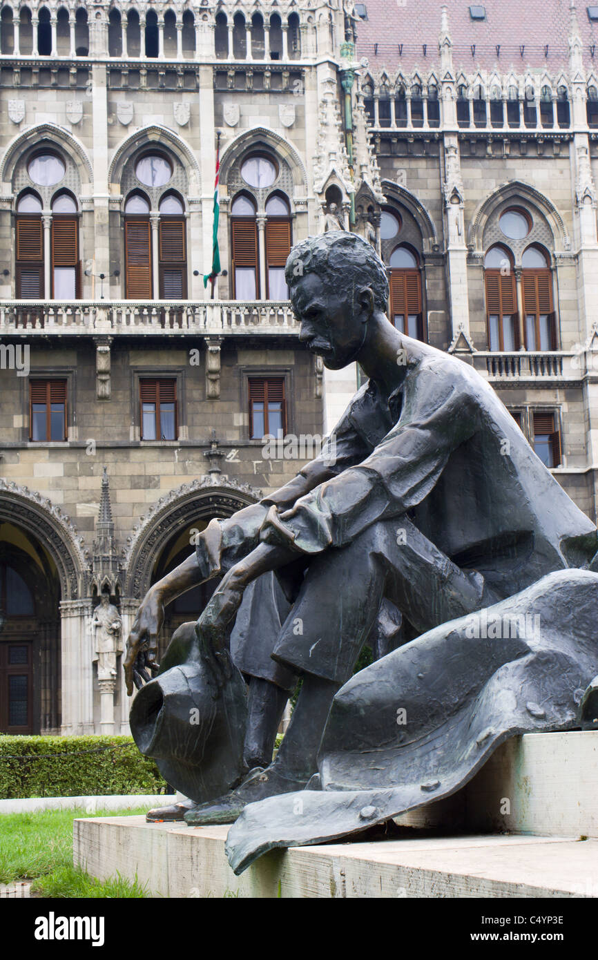 Budapest - Statue of Atilla Jozsef near the parliament Stock Photo - Alamy