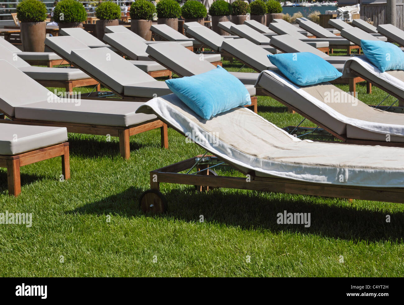 Vacant sunbeds hi-res stock photography and images - Alamy