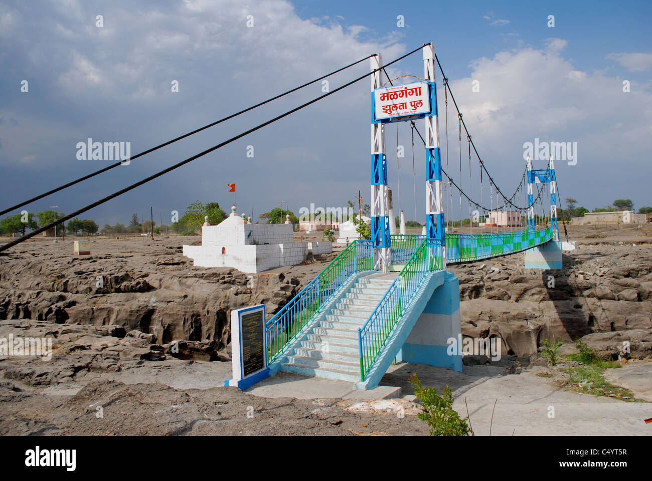 Short rope bridge hi-res stock photography and images - Alamy