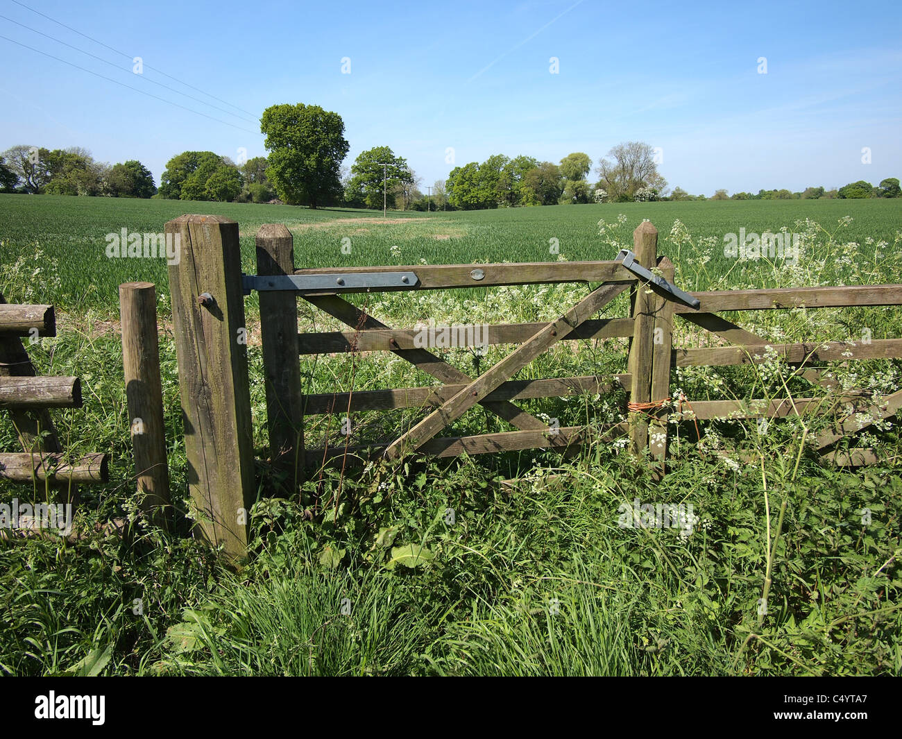 A gate on a footpath Stock Photo - Alamy