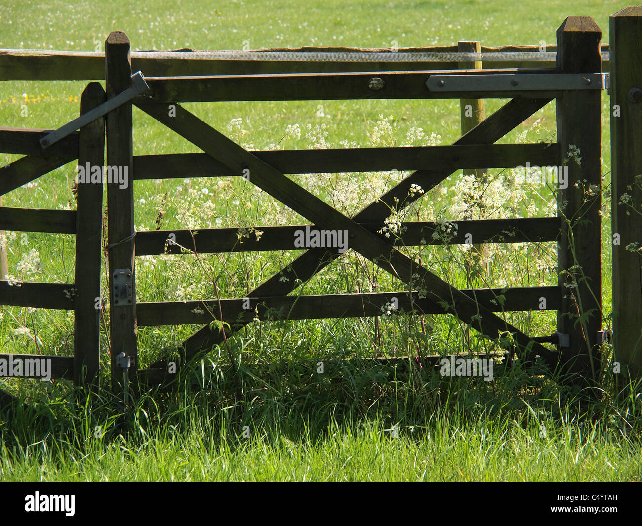 A gate on a footpath Stock Photo - Alamy