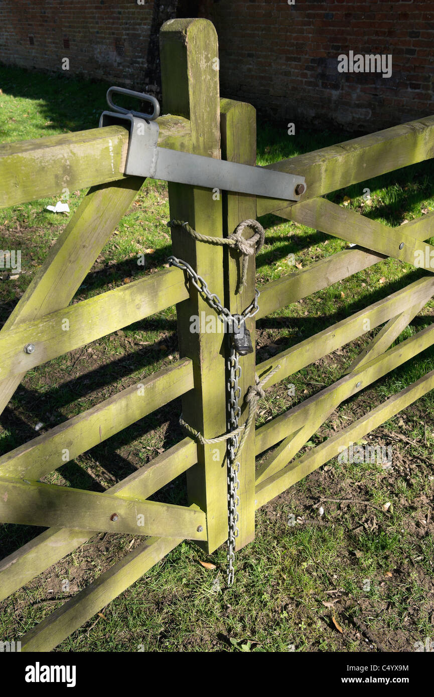 A gate on a footpath Stock Photo - Alamy