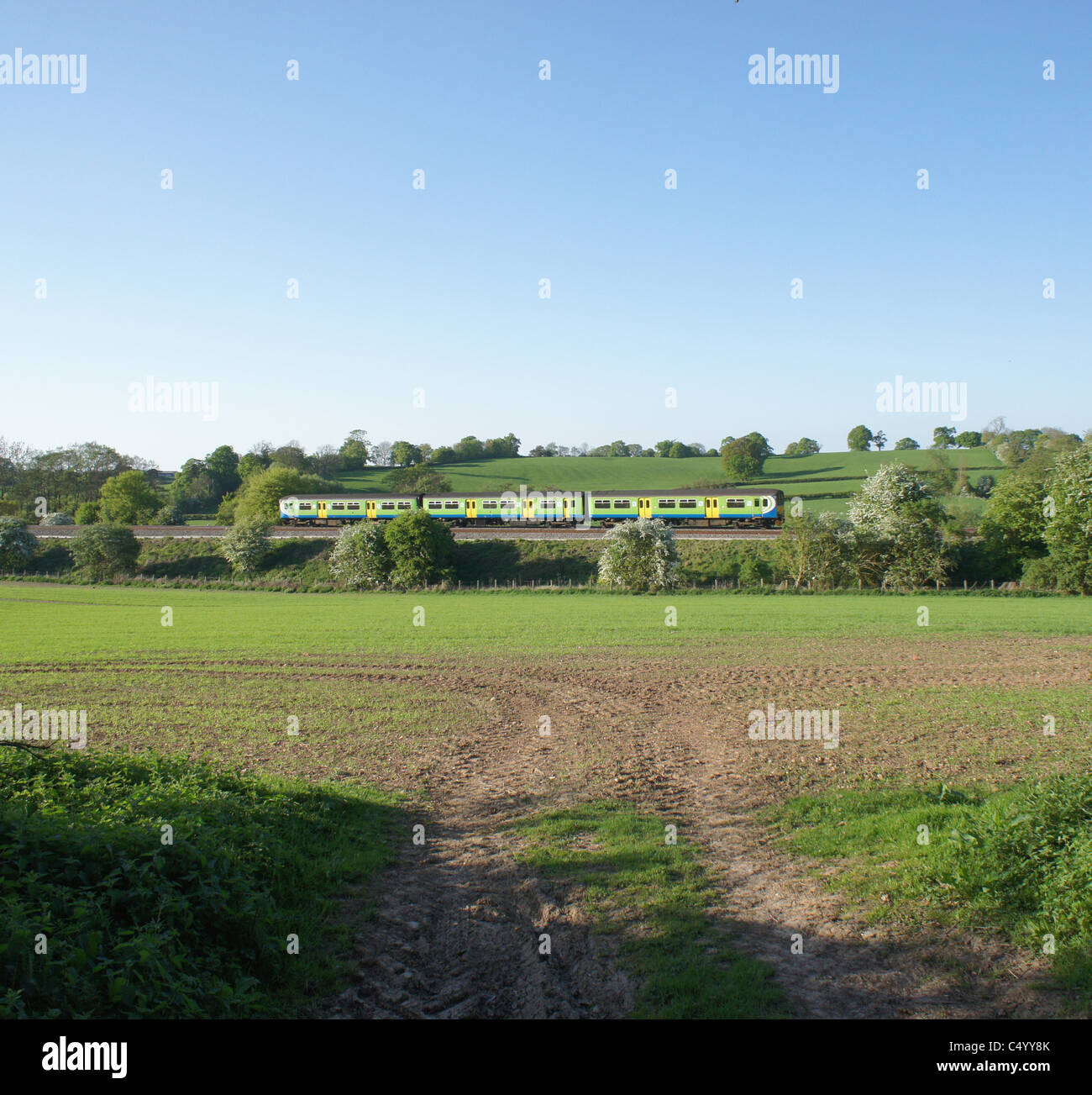 A train on a railway line in the countryside Stock Photo - Alamy