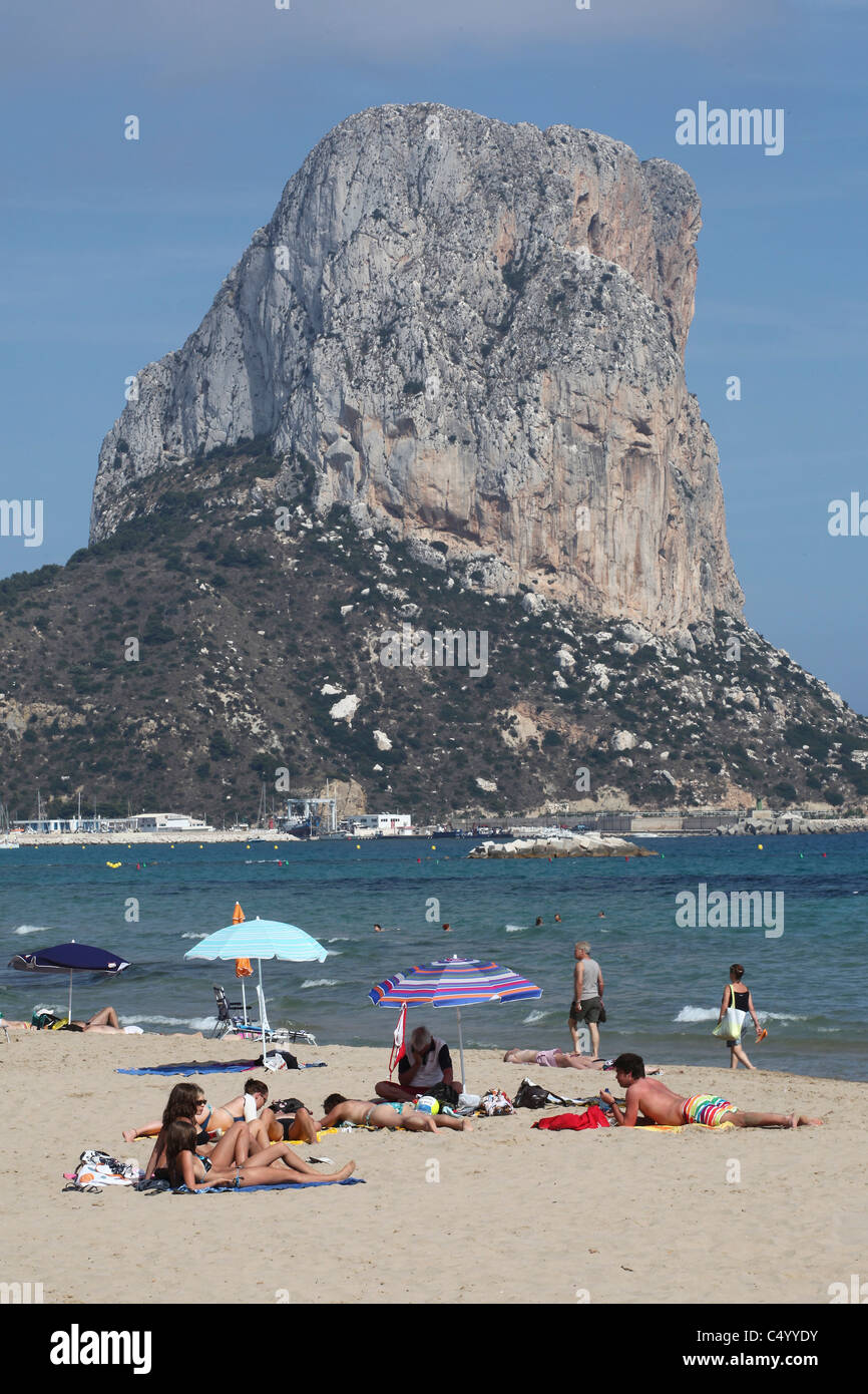 Beach in Calpe and view of the rock Peñón de Ifach Stock Photo - Alamy