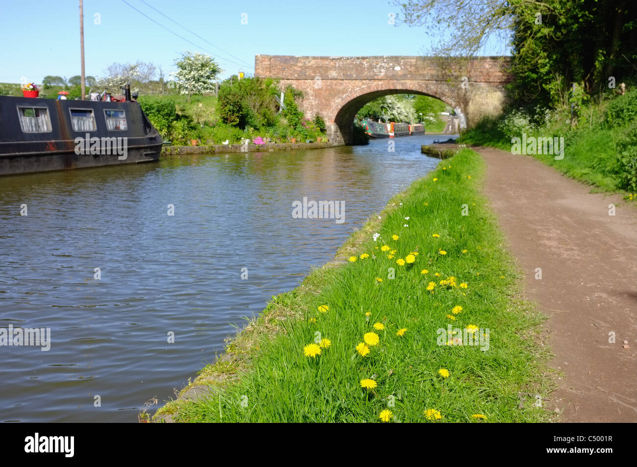 The Worcester and Birmingham canal at Tardebigge canal village in ...