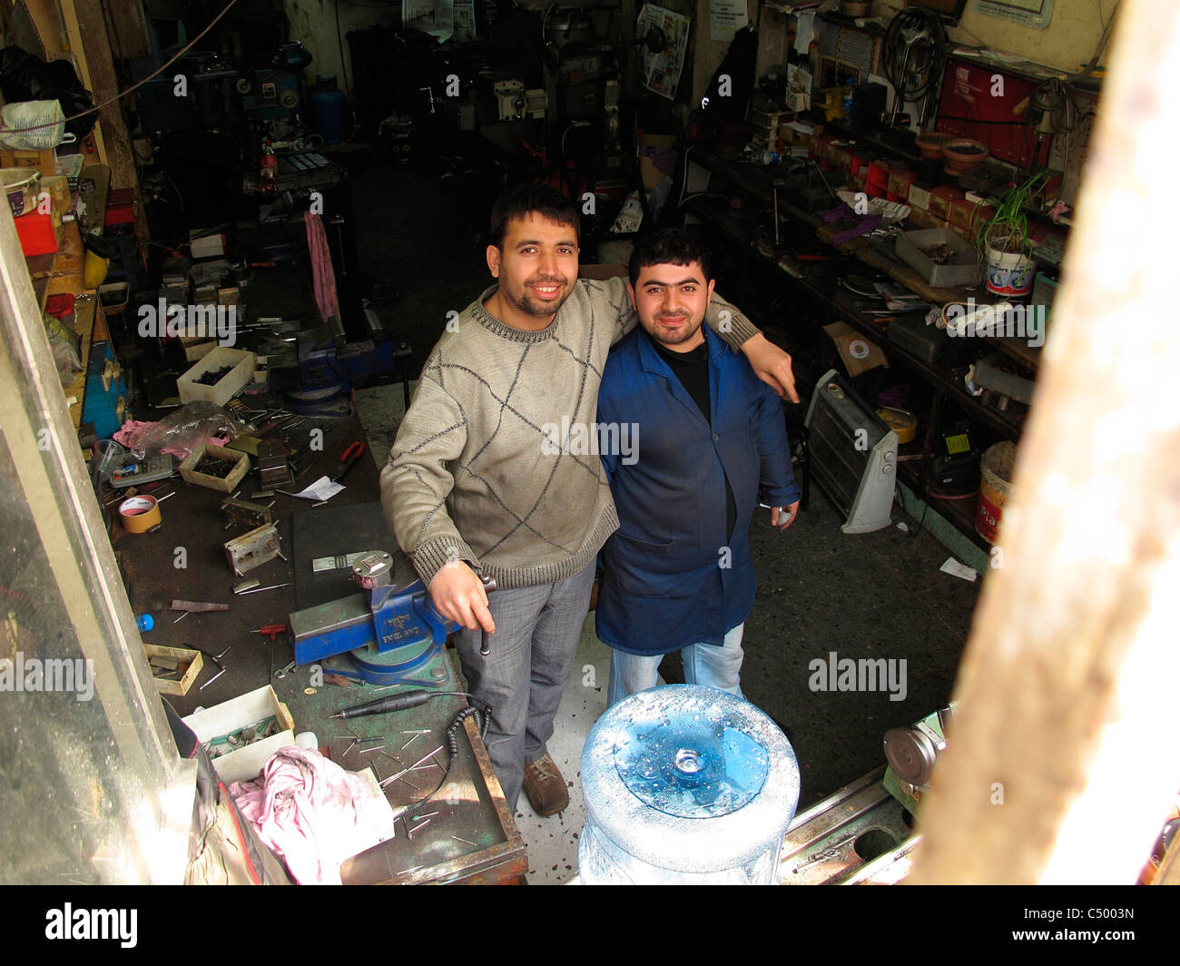 Turkey Istanbul Sultanahmet old town metal worker in factory Stock ...