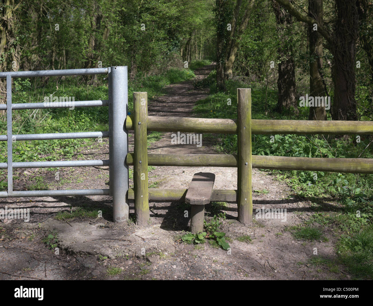 A gate on a footpath Stock Photo - Alamy