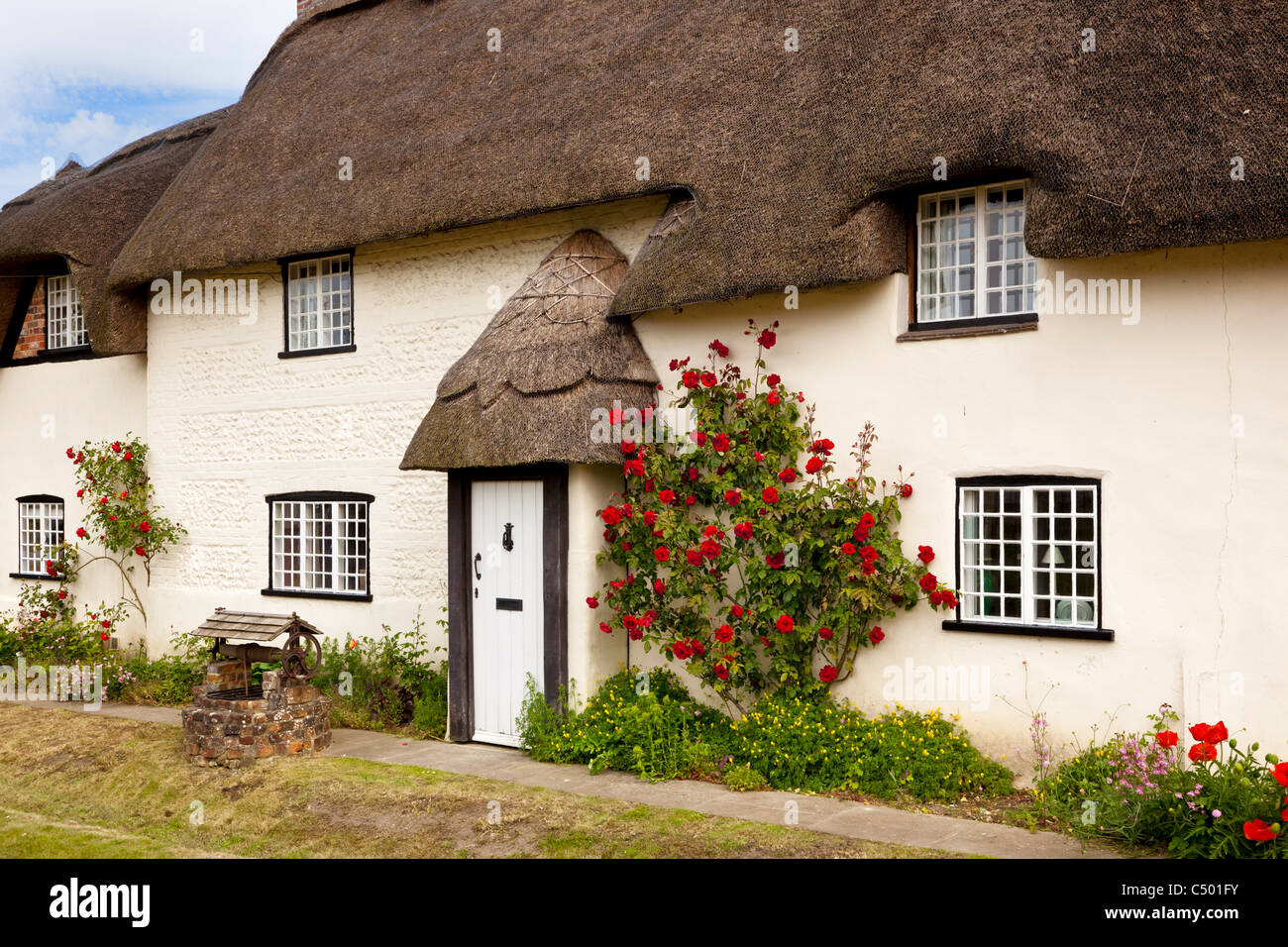 English thatched cottage hi-res stock photography and images - Alamy