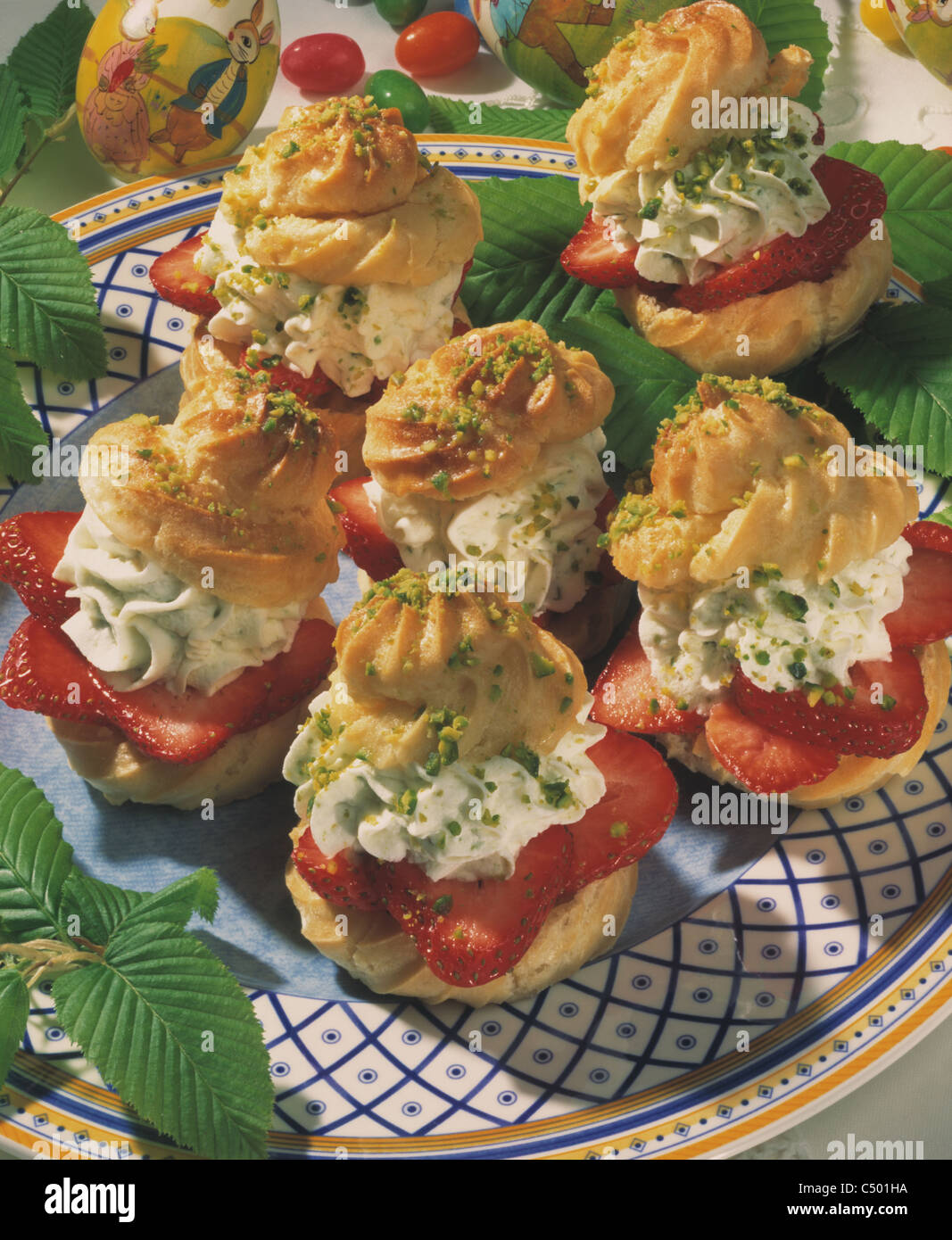 Mini - cram puffs with pistachio cream and strawberries Stock Photo - Alamy