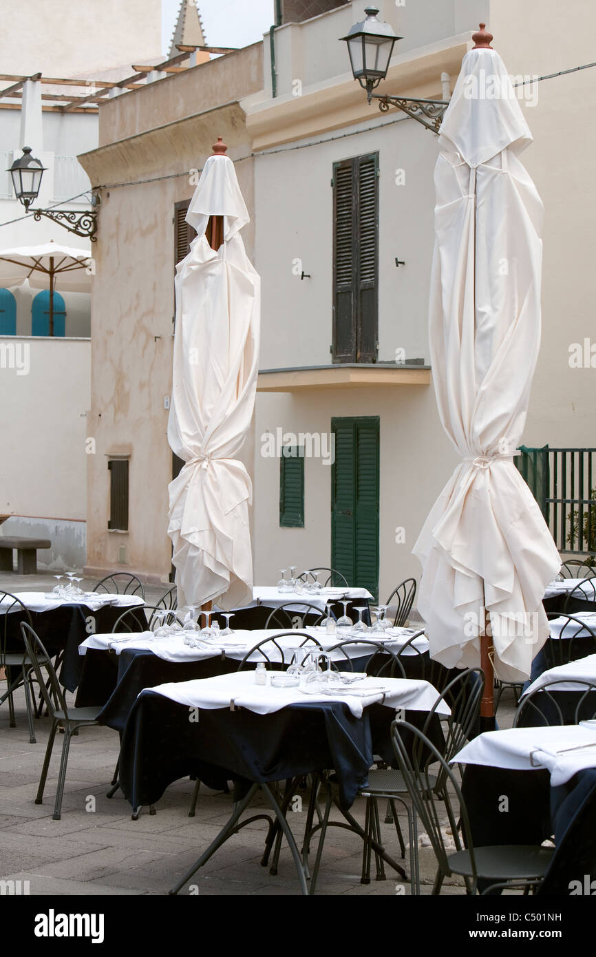 Empty restaurants hi-res stock photography and images - Alamy