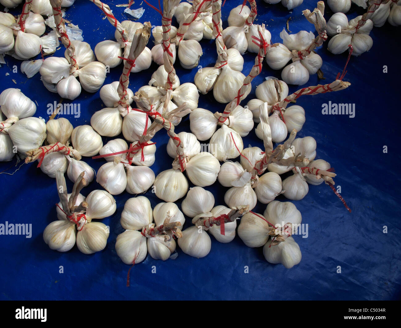Turkey Istanbul open market garlic Stock Photo - Alamy