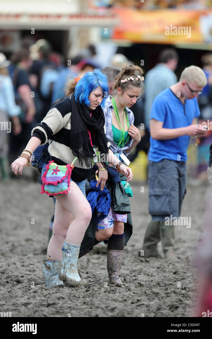Glastonbury mud girls hi-res stock photography and images - Alamy