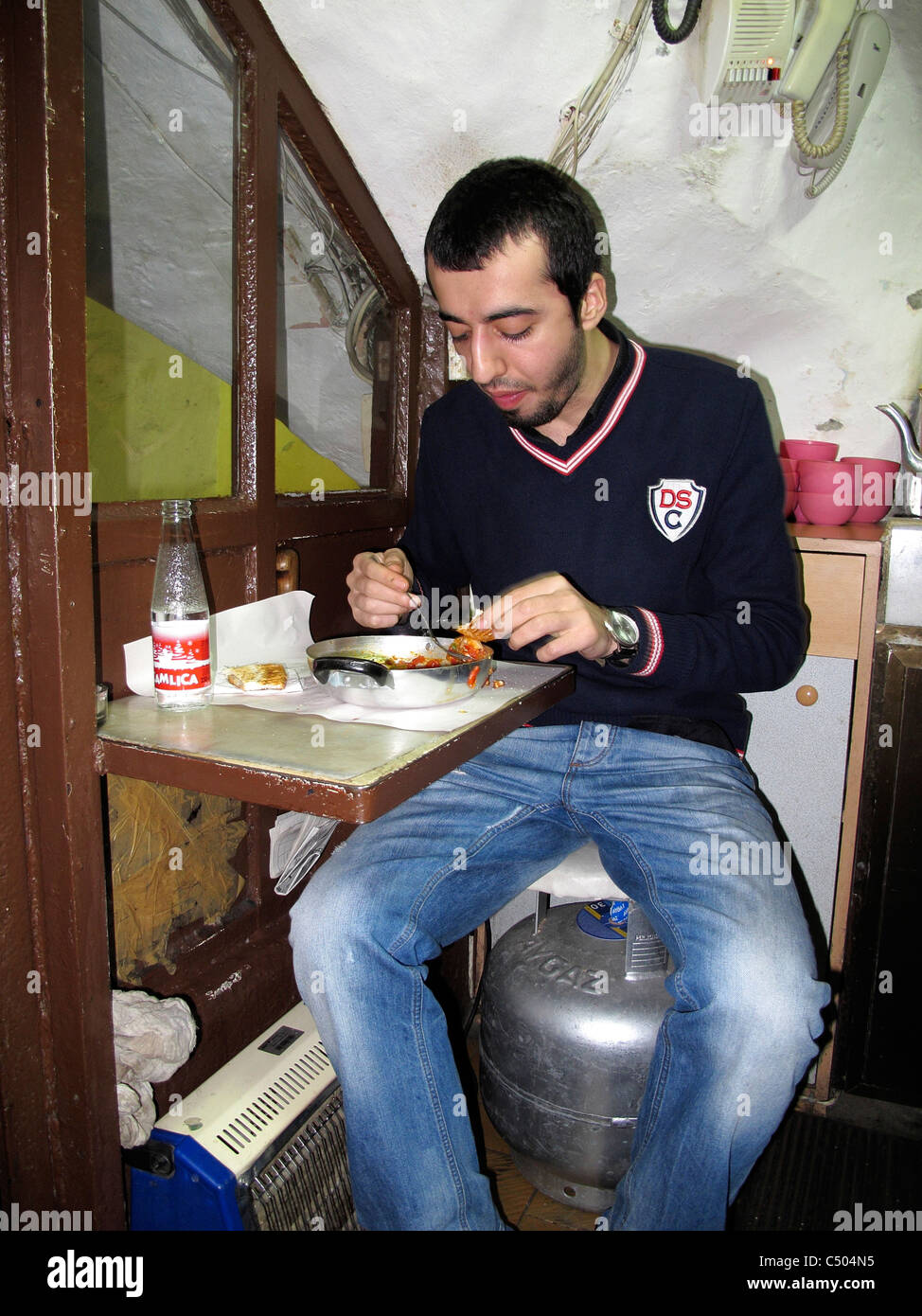 Turkey Istanbul old town man eat in small tea shop Stock Photo - Alamy