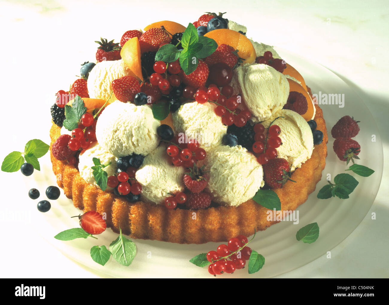 Cakes ice cream berries hi-res stock photography and images - Alamy