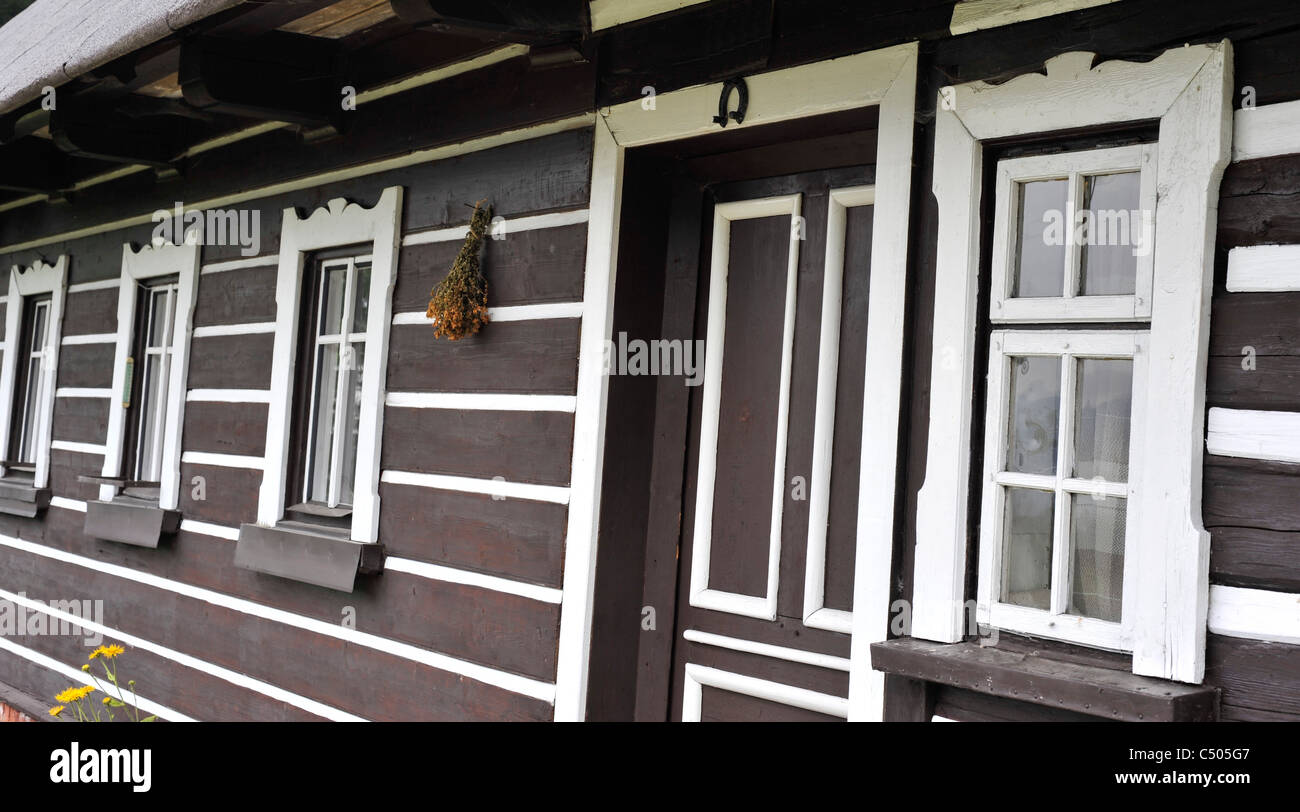 Cottage windows hi-res stock photography and images - Alamy