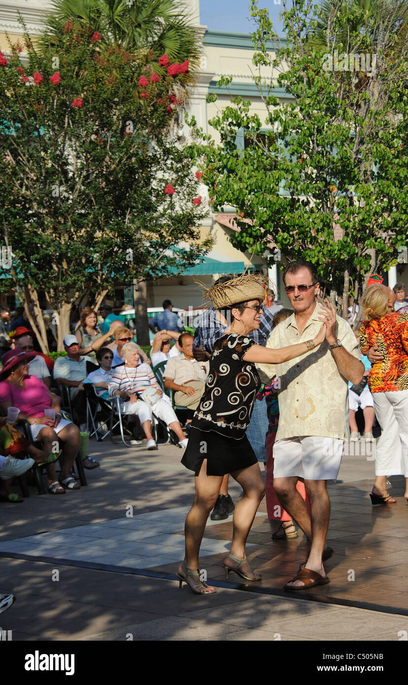 Residents of The Villages in Florida USA dancing in the town square ...