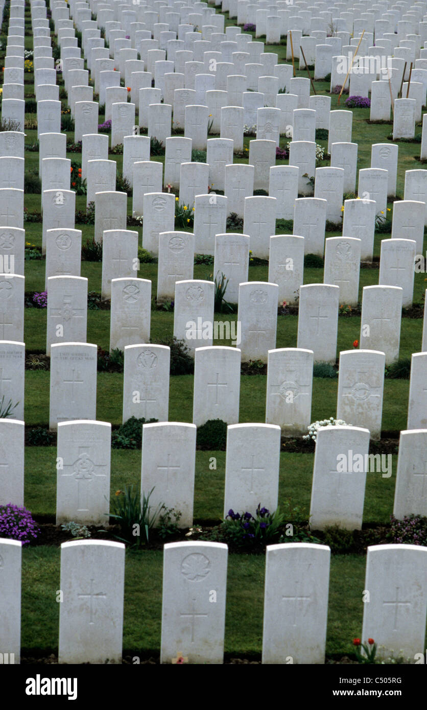 TYNE COT CEMETERY, YPRES, IEPER in BELGIUM. THE LARGEST CWGC CEMETERY ...