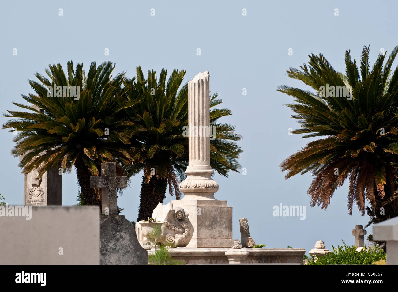 Broken column hi-res stock photography and images - Alamy