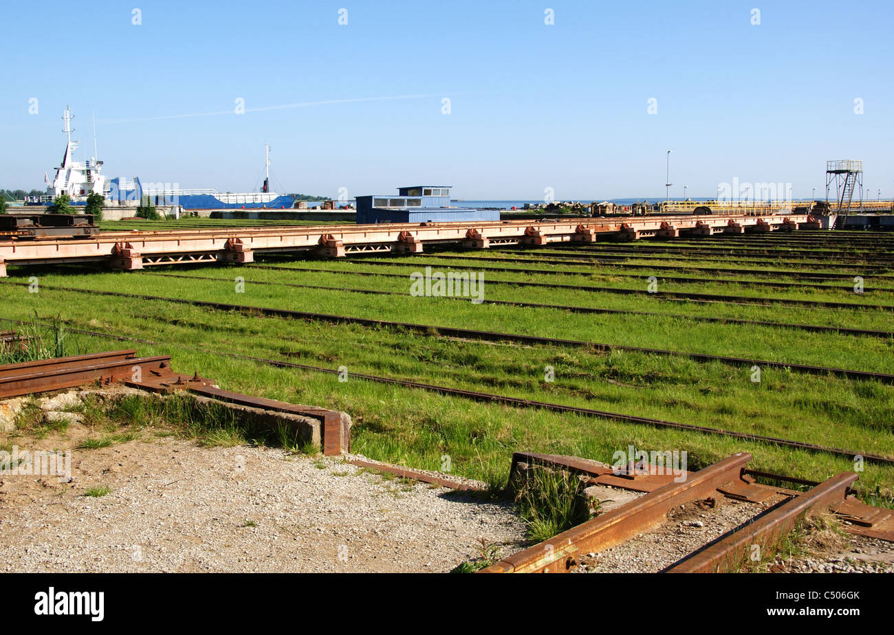 Mobile road for transportation ships in a building berth Stock Photo ...