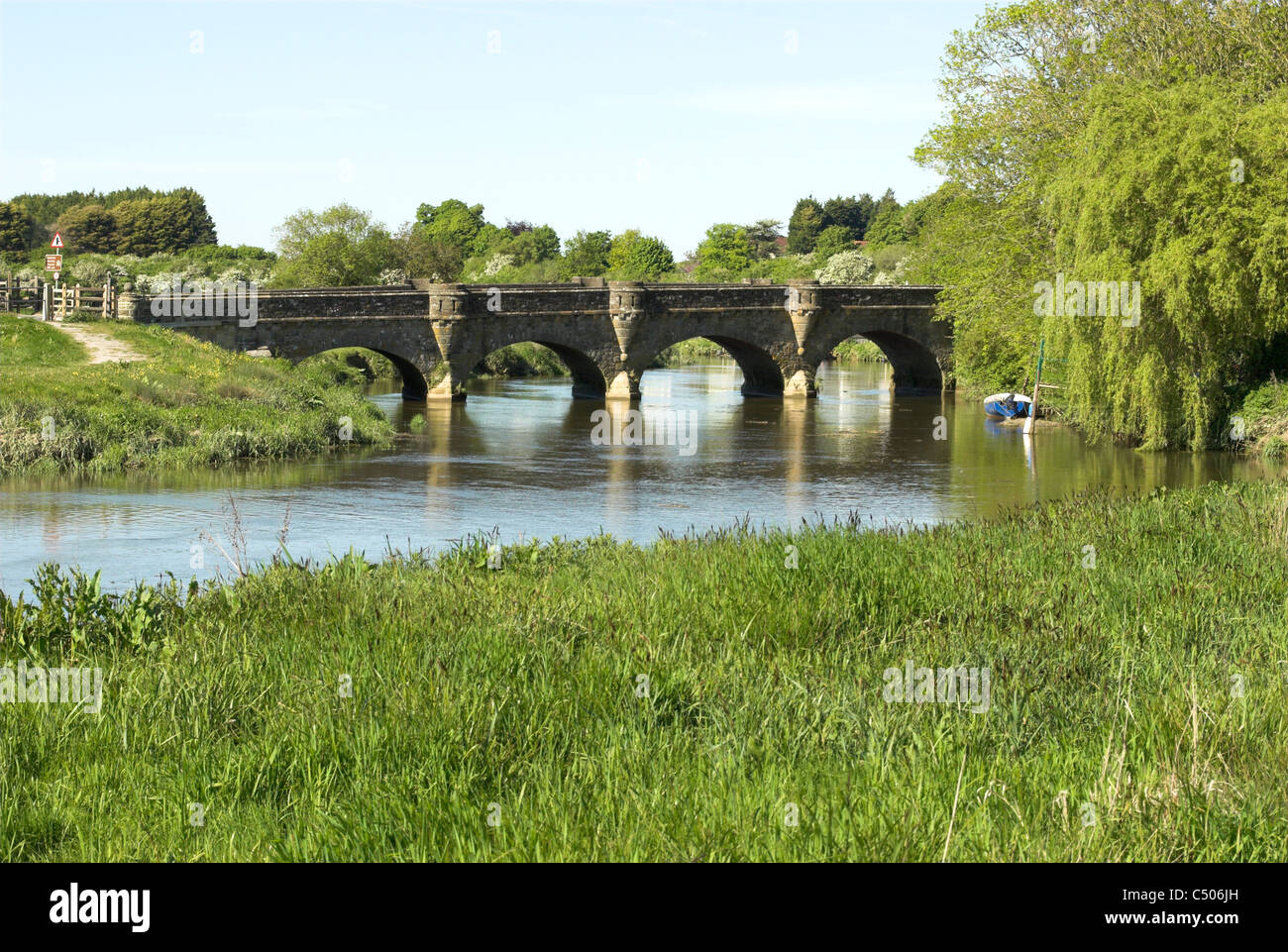 The River Arun and Houghton Bridge near the village of Amberley in the ...