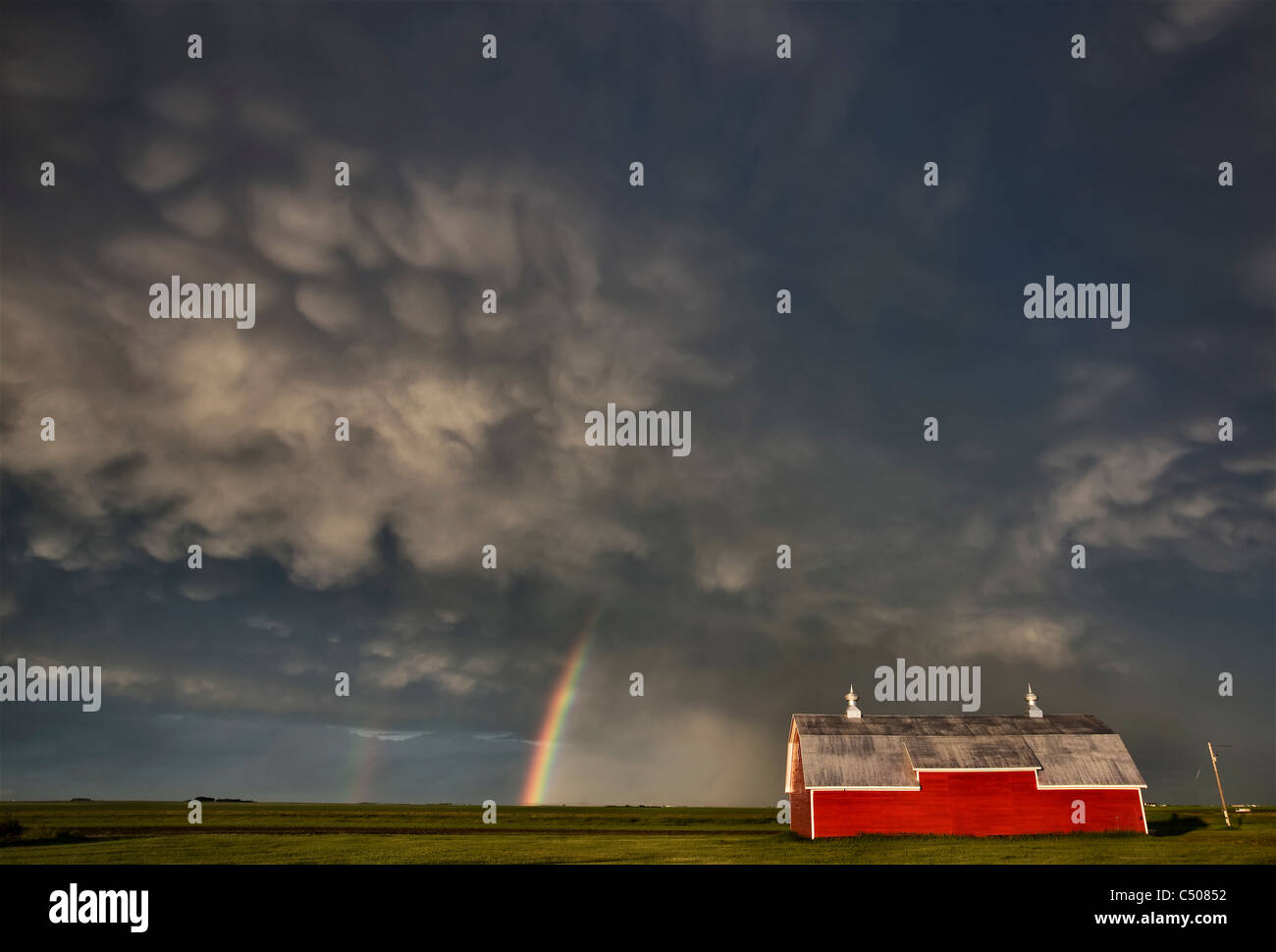 Red barn storm clouds hi-res stock photography and images - Alamy