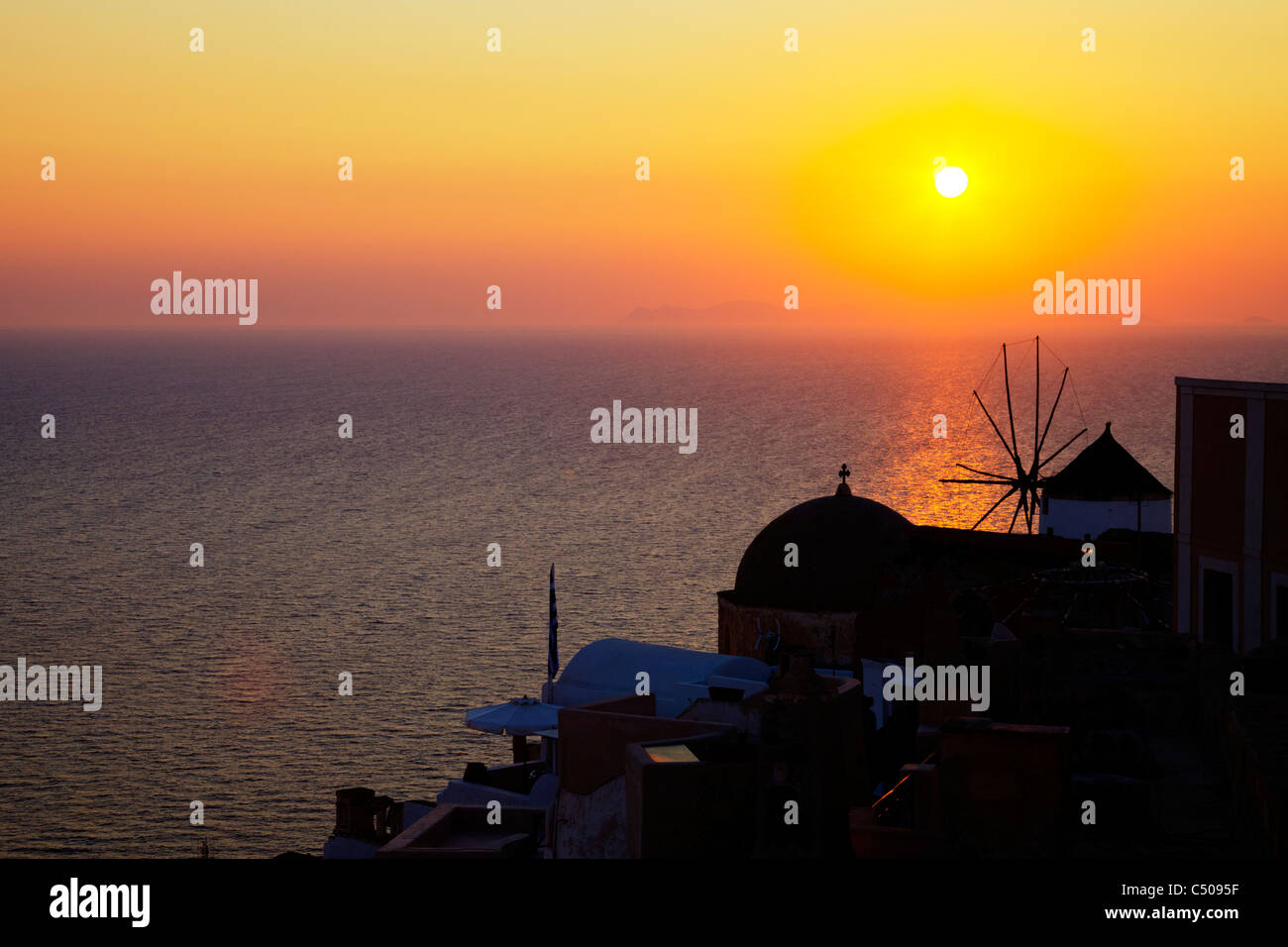 Santorini typical iconic Greek Island sunset at Oia caldera glowing ...