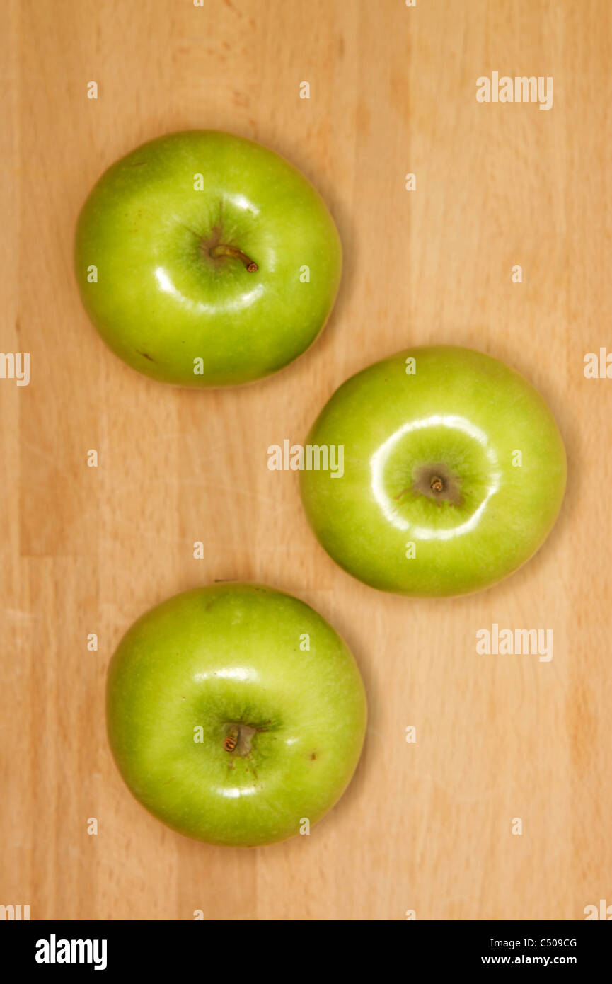 Green apples on a wooden bench Stock Photo - Alamy