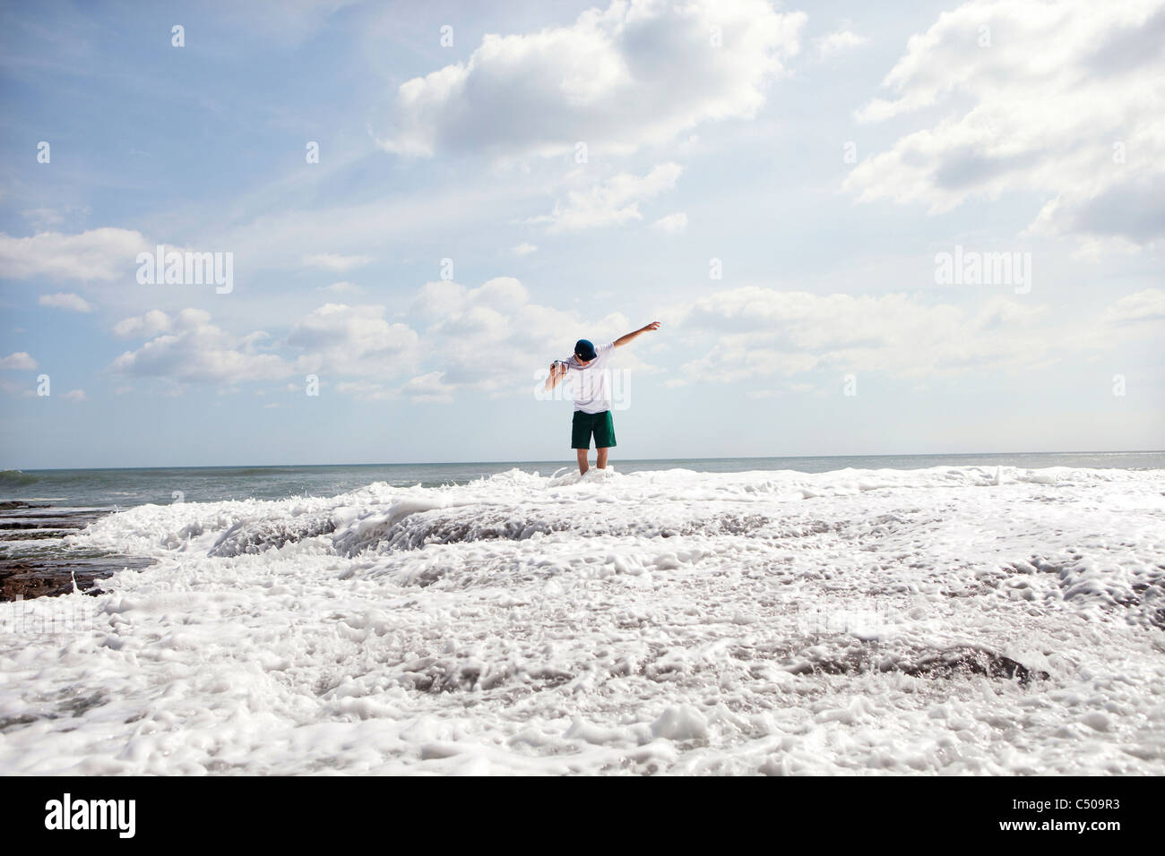 Man in front of ocean hi-res stock photography and images - Alamy