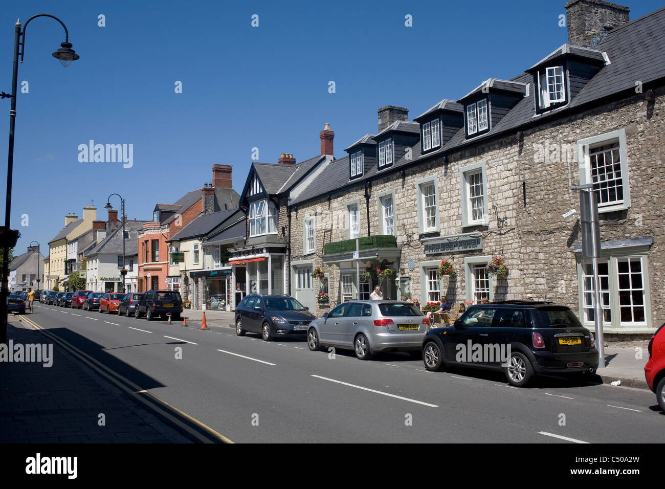 Eastgate,the main street in Cowbridge on a warm Sunday lunchtime Stock ...